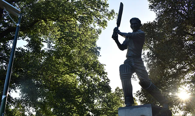 Neil Harvey Statue | MCG